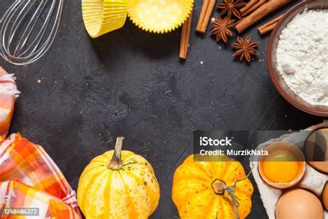 원시 베이킹 재료 호박 밀가루 계란 크림 계피 어두운 배경에서 상단 뷰에서 공간을 복사합니다 음식 배경 버터에 대한 스톡 사진 및 기타 이미지 Istock