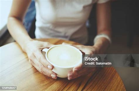 카페에서 커피 한 잔을 들고 있는 여성의 손 흐린 이미지 선택적 초점 갈색에 대한 스톡 사진 및 기타 이미지 갈색 고요한 장면 기포 음료 Istock