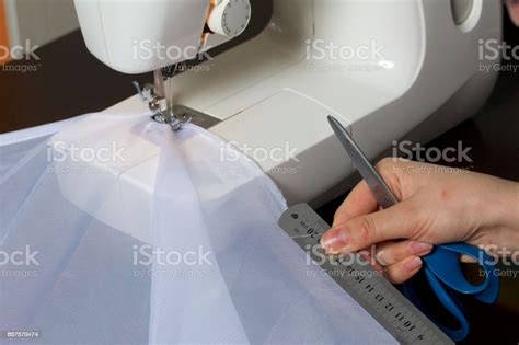 여성은 재봉틀에서 작동 합니다 그녀는 창 문에 커튼을 세운 다 눈금자를 사용 하 여 측정 하 고 직물을 잘라냅니다 가정 생활에 대한 스톡 사진 및 기타 이미지 Istock