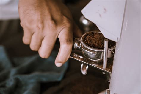 바리스타는 분쇄 커피와 커피 탬퍼를 눌러 에스프레소 커피를 만듭니다 강철에 대한 스톡 사진 및 기타 이미지 강철 기계류 남자 Istock