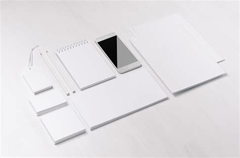 화이트 빈 편지지라벨 메모장 편지지 봉투 부드러운 흰색 나무 판자에 휴대 전화 디자인 경사를 삽입 하기 위한 빈 개체 현대적인 세련 된 작업 장소입니다 레터헤드에 대한 스톡