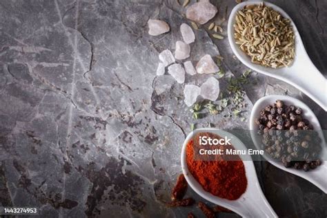 슬레이트 스톤과 복사 공간에 향신료가있는 흰색 숟가락 0명에 대한 스톡 사진 및 기타 이미지 0명 드레싱 식품 사진 이미지 Istock