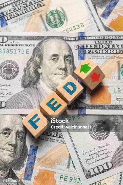 100 Usd 이상의 Fed 및 상하 화살표가 있는 나무 큐브 인플레이션을 억제하기 위한 연준의 금리 인상 개념 금융에 대한 스톡 사진 및 기타 이미지 Istock