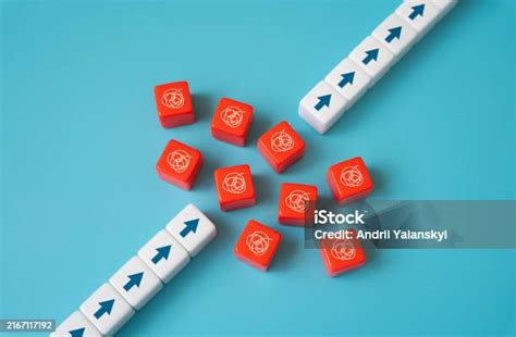 앞으로 나아가기 전에 문제와 어리석음을 해결하십시오 얽히고설킨 문제를 정리합니다 문제를 해결하고 프로세스를 시작하십시오 뒤엉킨에 대한 스톡 사진 및 기타 이미지 Istock