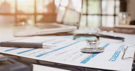 의료 보험이 있는 보험 정책에 청진기 선택적 초점 사진 Unsplash의 문서 이미지