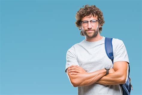 배낭과 안경 위에 착용 하는 잘생긴 히스패닉 학생 남자 행복 한 얼굴을 웃 고 넘어 무기는 카메라 보고 배경 고립 긍정적인 사람입니다 가방에 대한 스톡 사진 및 기타 이미지