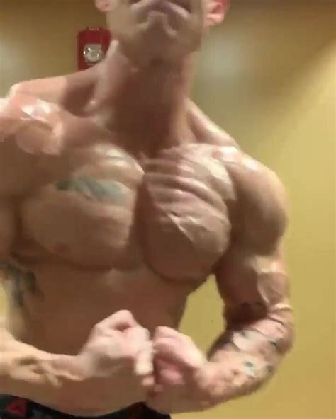 Alpha Bodybuilder Flexes ThisVid Com