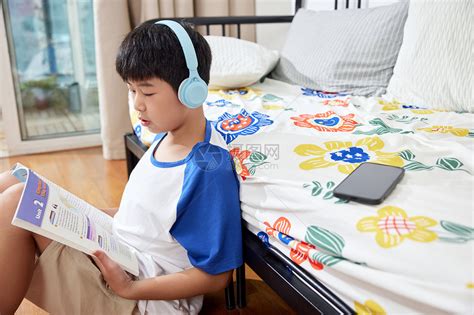 戴着耳机在客厅学习的男孩高清图片下载 正版图片507720486 摄图网