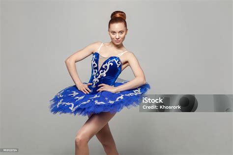 파란색 의상 메이크업 및 롤빵에에서 아름 다운 행복 한 발레리 나 여자의 초상화 수집 머리 스타일 서 카메라 보고 회색 배경 감정과 식 개념입니다 발레 댄서에 대한 스톡