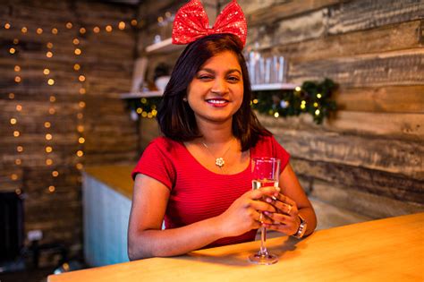 스튜디오에서 술을 마시는 인도 여성 가문비 나무 크리스마스 트리 조명 화환 배경 촬영 20 24세에 대한 스톡 사진 및 기타 이미지 20 24세 감기와 독감 건강