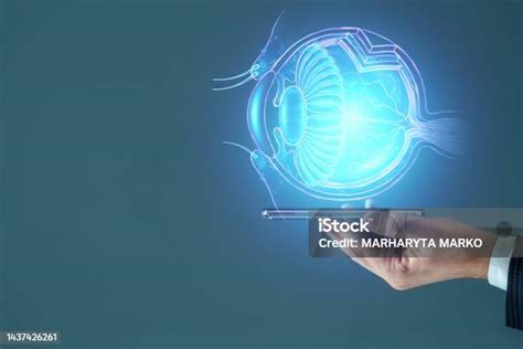 남성 손에 스마트폰에 있는 현실적인 인간의 눈 홀로그램 의료 시력 캐서랙트 골형성 레이저 눈 수술 현대 안과 의사의 개념 건강관리와 의술에 대한 스톡 사진 및 기타 이미지