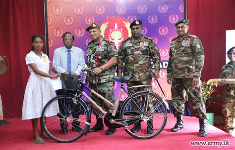 513 පාබල බලසේනාවේ මූලිකත්වයෙන් යාපනය ප්‍රදේශයේ පරිත්‍යාග වැඩසටහනක් Sri Lanka Army