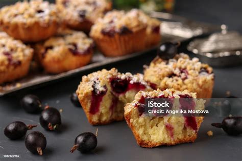 진한 회색 배경에 가루 설탕을 뿌린 딸기와 스트레셀이 있는 수제 머핀 0명에 대한 스톡 사진 및 기타 이미지 0명 가루 설탕 갈색 Istock