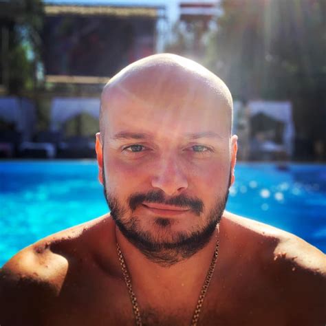 Спать с домашними животными опасно Лысый Человек