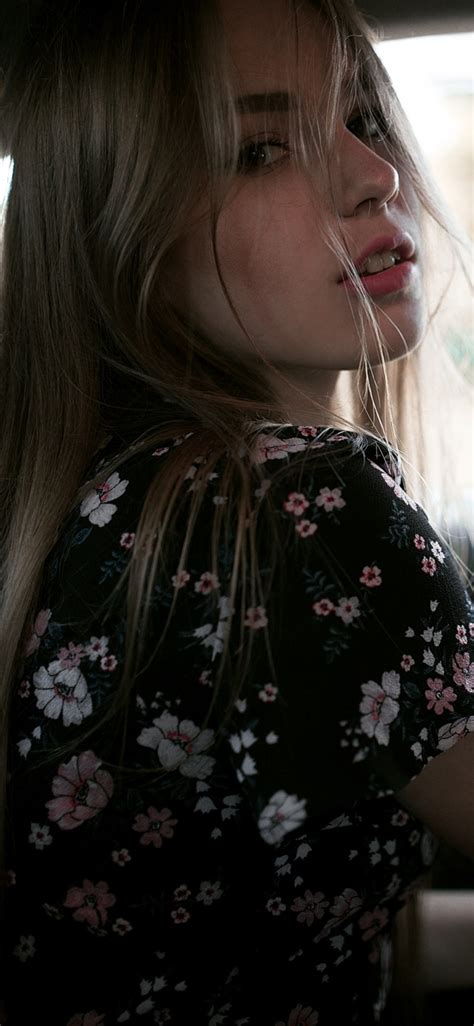 1125x2436 Cute Girl Car Depth Of Field Iphone Xs Iphone 10 Iphone X Hd