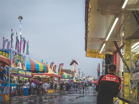 가족 거리 건축 게임 공공의 공원 관광 군중 기운찬 노점상 놀이기구 니콘 다이나믹한 다채로운 도시의 마음을 사로잡는 문화 분위기 비 내리는