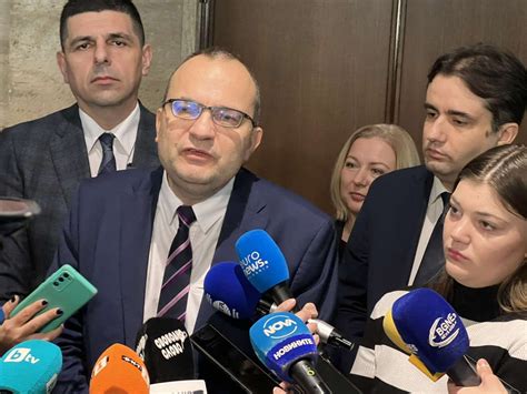 Не може лидерът на управляващата партия да коментира възнаграждения на журналисти да поставя