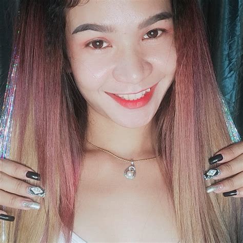 ស្រីពៅ លក់ខោអាវ