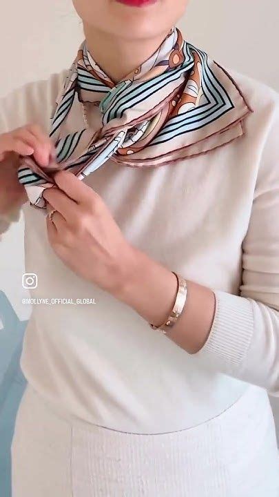 한끗차이로 고급스러움 연출~ 스카프 쁘띠 스카프 방도 스카프 예쁘게 매는 방법~ Shorts 스카프매는방법 스카프예쁘게 방도스카프 가을스카프 2025