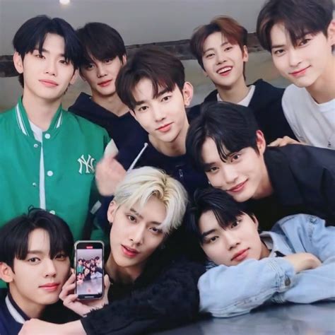 Group Poses Jeonghan Seventeen Me As A Girlfriend Hanbin Debut