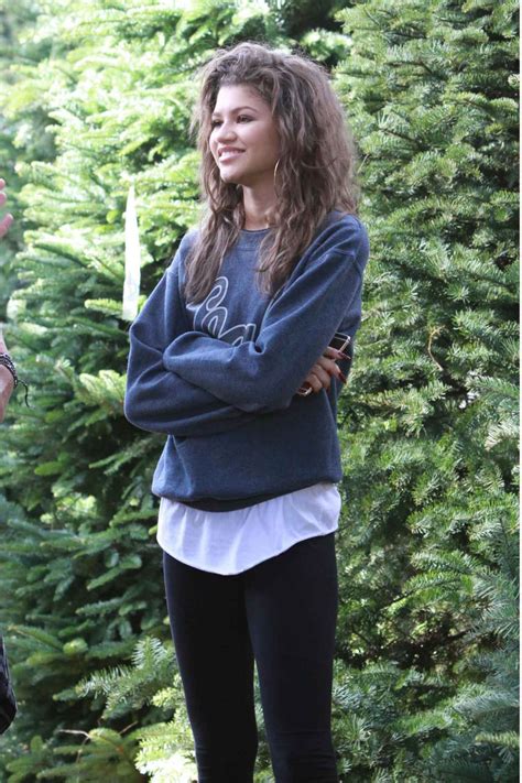 Zendaya Coleman In Leggings Shopping For A Christmas Tree In Los