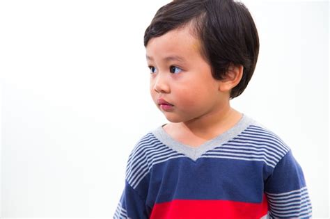 아시아 소년 흰색 배경에 빈 공간을 나타냅니다 프리미엄 사진