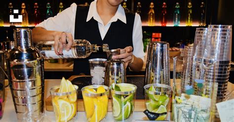 흰색 정장 재킷을 입은 남자가 투명 유리 머그잔을 들고 있다 사진 Unsplash의 무료 무료 이미지