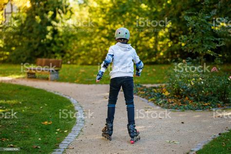 여름 공원에서 활동적인 어린 소년 스케이트 어린이를위한 건강한 라이프 스타일 롤러 스케이팅에 대한 스톡 사진 및 기타 이미지 롤러 스케이팅 스포츠 헬멧 가을 Istock