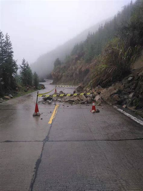 快讯连续降雨致国省道路段多处塌方我市公路部门及时组织人员赶赴现场抢险保畅通 韶关发布