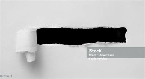 찢어진 가장자리와 내부에 검은 색 격리 된 배경이있는 흰색 종이의 구멍 종이에 대한 스톡 사진 및 기타 이미지 종이 발견 찢겨진 Istock