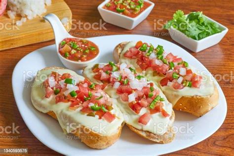 몰레테 피코 데 갈로 소스를 곁들인 전형적인 멕시코 음식 콩 만체고 치즈를 곁들인 아침 식사 또는 점심 식사 감정가에 대한 스톡