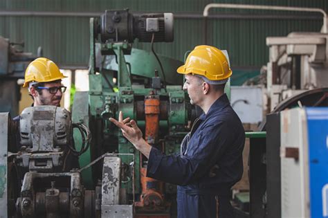 산업 공장에서 일하는 두 명의 노동자 제조 활동을 함께 작동합니다 공장의 생산 공정을 점검하고 점검하는 작업자 및 엔지니어 25 29세에 대한 스톡 사진 및 기타 이미지