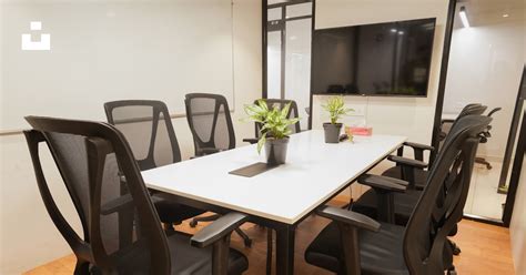 가구가 비치된 현대적이고 텅 빈 회의실입니다 사진 Unsplash의 무료 사무실 이미지