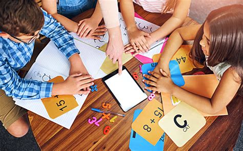 교실에 있는 어린이 교사 및 태블릿 그룹 모형 공간 및 교육용 빈 화면 사람들 위와 책 수학 및 학교에서 발달을 위한 터치스크린 가리키기로 학습 20 24세에 대한 스톡