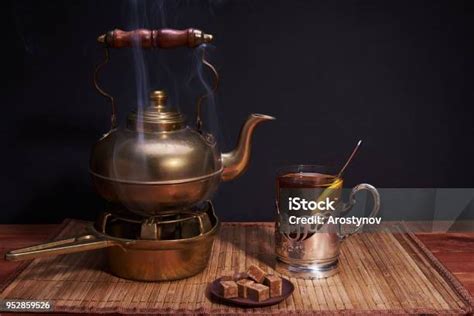 석탄 스탠드 차 유리 작은 술 칼 금속 컵 홀더 설탕 레몬의 조각에 있는 놋쇠 주전자를 가진 정물화 0명에 대한 스톡 사진 및