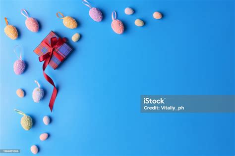 사본 공간이있는 파란색 배경 위에 선물 상자와 장식 부활절 달걀 개념에 대한 스톡 사진 및 기타 이미지 개념 공휴일 배경 주제 Istock