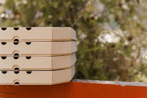 음식 배달을 위한 피자 상자 2개2개 홍보 텍스트 오른쪽에 빈 장소와 4 골판지 피자 상자의 고립 된 사진 식당에서 안전한 택배