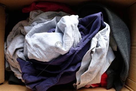 木制背景上带有捐赠衣服的捐赠箱高清图片下载 正版图片504179907 摄图网