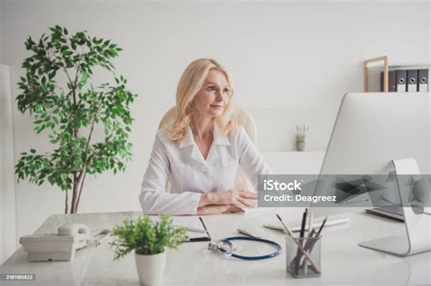 환자 치료 및 진단에 중점을 둔 의료 사무실의 경험 많은 여성 의사 50 54세에 대한 스톡 사진 및 기타 이미지 50 54세 검사 보기 구급대원 Istock