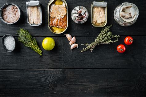 허브와 재료가있는 검은 나무 테이블 배경에 다양한 해산물 유형의 수조 된 물고기 상단 보기 플랫 레이 카피 스페이스 및 텍스트 공간이 있는 0명에 대한 스톡 사진 및 기타