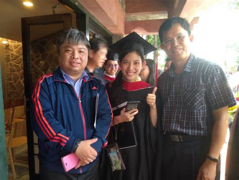 淡水基督長老教會 恭喜！6 21 五 本會神學生許雅茹同學從臺灣神學院畢業。願上主帶領她未來服事的道路，並且謙卑與