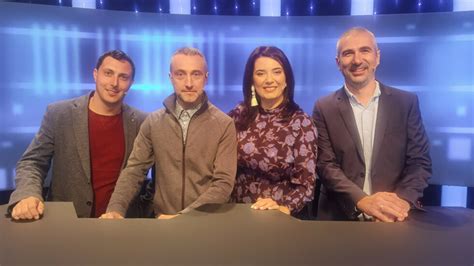 Журналист екскурзовод продуктов мениджър и сервизен техник влизат във война от въпроси в