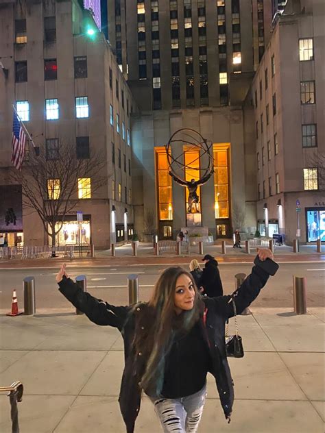 Asked My Aunt To Take My Pic To Look Like I Was Holding Up The World She Said It Was Perfect I