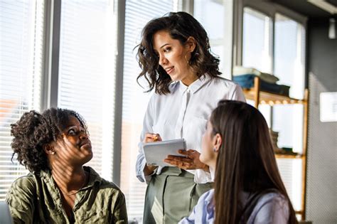노트북에서 데이터를 분석하고 메모를 작성하고 전략에 대해 토론하는 세 명의 다양한 여성 25 29세에 대한 스톡 사진 및 기타 이미지 25 29세 경영자 계획
