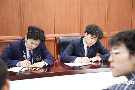 ФОТО “Өсвөрийн парламент” хөтөлбөрийн хүүхдүүд хүүхэд хамгааллын хуультай танилцав