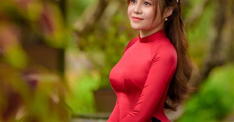 집 밖의 가을 고요한 긴 머리 나무 나뭇잎 녹지 동부 패션 떨어지다 모델 문화 문화 드레스 문화 유산