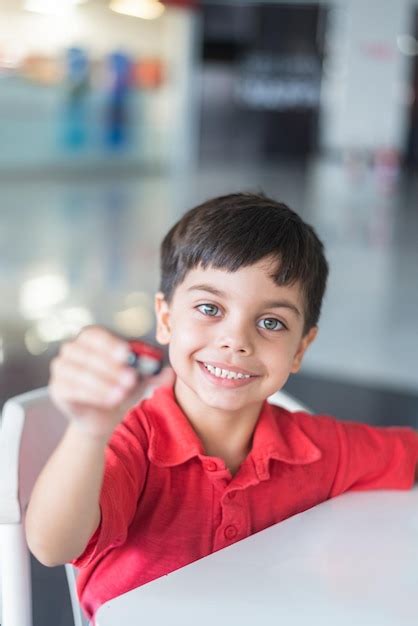 귀엽고 행복한 소년 초상화 무료 사진