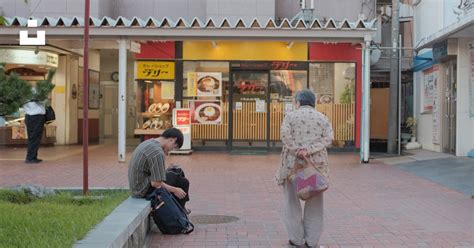 분홍색과 흰색 긴팔 셔츠와 검은 배낭을 입은 여자가 낮 동안 보도를 걷고 있다 사진 Unsplash의 무료 마쓰야마 이미지