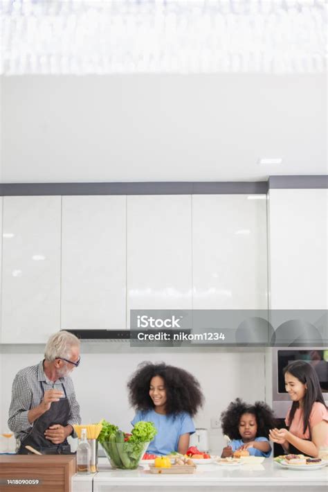 엄마 아빠 그리고 2 명의 어린 아이들이 함께 요리하는 행복한 젊은 가족 친절한 부모는 사랑스러운 딸들에게 여유 공간을 위해