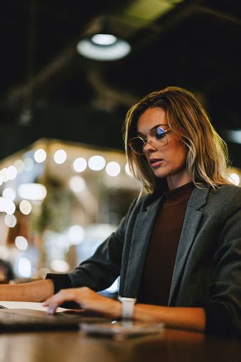 현대적인 사무실에서 노트북으로 작업하는 집중적인 사업가 20 24세에 대한 스톡 사진 및 기타 이미지 20 24세 거리 경영자 Istock